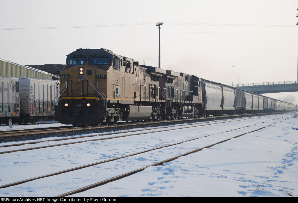 UP 6609 leads westbound shuttle train with seven units